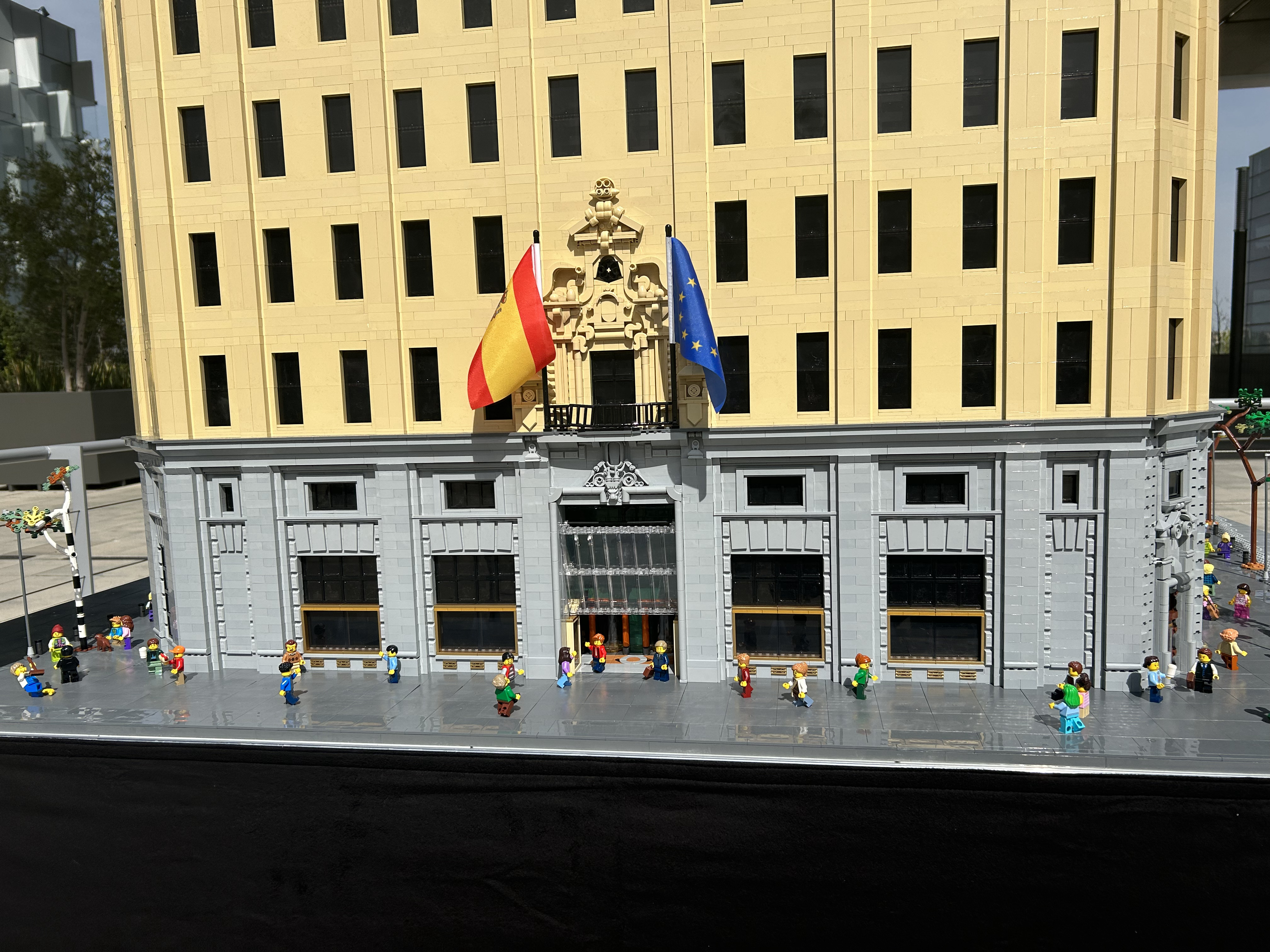 Telefónica recibe del Grupo LEGO una réplica de su sede de Gran Vía ...